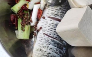 鲤鱼炖豆腐怎么做_鲤鱼炖豆腐的家常做法