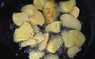 路边炸红薯小块怎么做_炸红薯小块酥脆秘诀