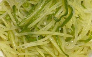 青椒土豆丝怎么炒才脆_青椒土豆要不要焯水