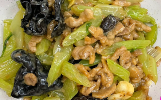 芹菜木耳炒肉丝怎么做_芹菜木耳炒肉丝的营养价值