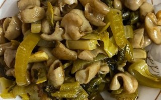 猪大肠炒酸菜怎么做_酸菜炒猪大肠要不要焯水