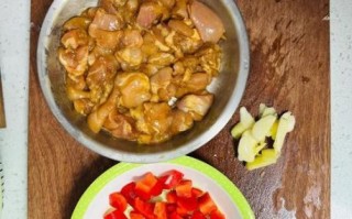 青椒鸡丁怎么炒好吃_家常青椒鸡丁做法步骤