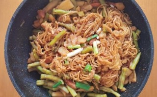 土豆焖面怎么做才入味_土豆焖面不粘锅的秘诀