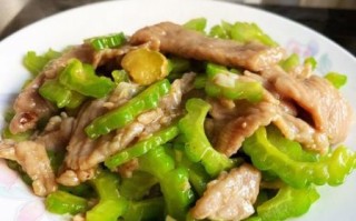 肉炒苦瓜怎么炒才不苦_苦瓜炒肉先炒哪个