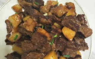 牛腩烧土豆怎么做才软烂入味_牛腩烧土豆要不要先焯水
