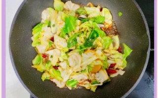 素炒甘蓝菜怎么做好吃_甘蓝菜炒多久才脆嫩