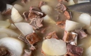 腊排骨炖萝卜干怎么做_腊排骨炖萝卜干要焯水吗