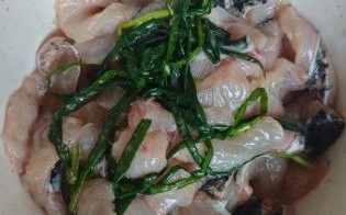 酸辣小鱼汤的家常做法_酸辣小鱼汤怎么做好喝