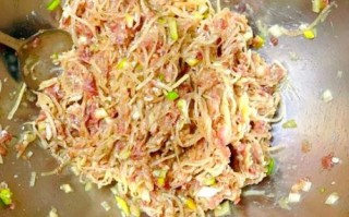 牛肉胡萝卜馅怎么调才嫩_牛肉胡萝卜馅饺子做法