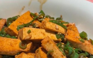 青椒炒香干怎么做_香干要不要焯水