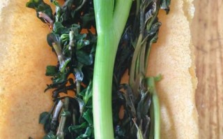 煎饼卷大葱怎么做_山东煎饼卷大葱正宗做法