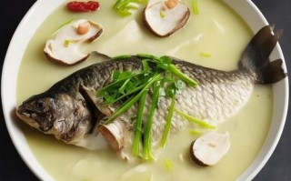 鲫鱼汤怎么炖才白_鲫鱼汤最正宗做法