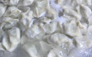 手工饺子皮怎么做才筋道_自制饺子皮不裂的秘诀