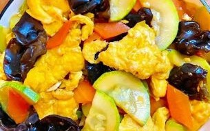 丝瓜木耳炒鸡蛋怎么做_丝瓜木耳炒鸡蛋的家常做法