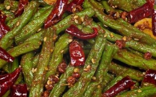 辣椒炒四季豆怎么做_四季豆要不要焯水