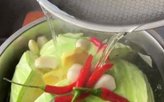开水烫酸菜怎么做_酸菜焯水还是直接炒