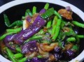 豇豆炒茄子怎么做好吃_豇豆炒茄子需要焯水吗
