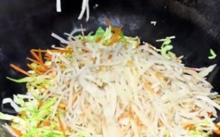 圆白菜焖饼怎么做_圆白菜焖饼的家常做法