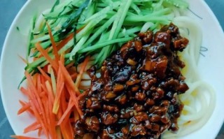 家庭版炸酱面怎么做_炸酱面酱怎么炒不苦