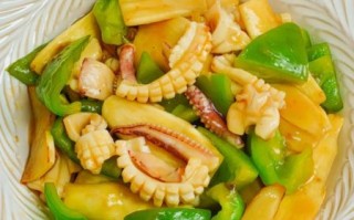 青椒炒鱿鱼怎么做好吃_炒鱿鱼不老的秘诀