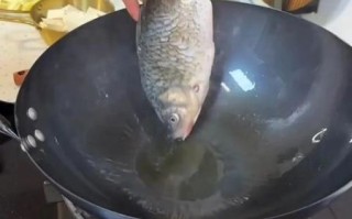 鲫鱼汤煎鱼怎么不粘锅_煎鱼不破皮技巧