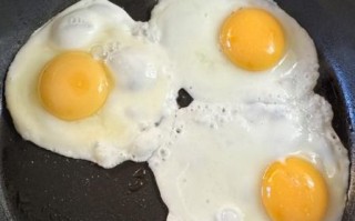 荷包蛋怎么做才圆不破_煎荷包蛋不粘锅技巧