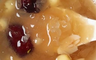 银耳百合莲子羹的做法_怎么炖出胶质