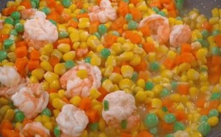 玉米炒虾仁怎么做_玉米炒虾仁需要焯水吗