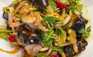 洋葱拌木耳怎么做_洋葱拌木耳的家常做法