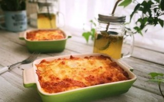 菠萝芝士焗饭怎么做_菠萝芝士焗饭需要哪些材料