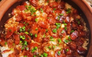 香肠煲仔饭怎么做_正宗广式锅巴技巧