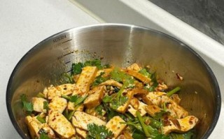凉拌豆腐干怎么做好吃_凉拌豆腐干要不要焯水