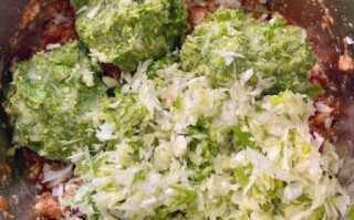 白菜肉饺子馅怎么调好吃_白菜猪肉馅要不要焯水