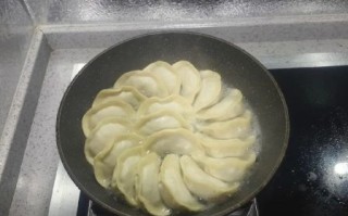 锅贴饺子怎么做_锅贴饺子怎么煎不糊