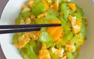 鸡蛋炒苦瓜怎么做不苦_苦瓜炒鸡蛋要不要焯水