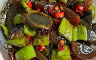 青椒皮蛋怎么做_青椒皮蛋热量高吗