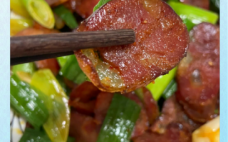 蒜苗炒腊肠怎么做_腊肠炒多久才香