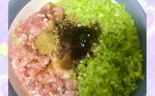 猪肉芹菜饺子馅怎么调_芹菜饺子馅要不要焯水