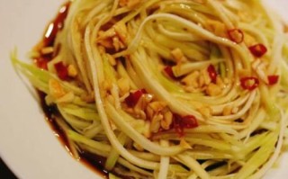 凉拌西葫芦丝怎么做好吃_凉拌西葫芦丝需要焯水吗