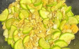 西葫芦炒鸡蛋怎么炒才脆嫩_西葫芦炒鸡蛋要不要焯水