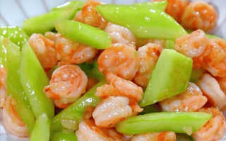 青瓜炒虾仁怎么炒才脆嫩_青瓜炒虾仁要不要焯水