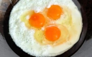 鸡蛋怎样煎又大又蓬松_煎蛋蓬松技巧