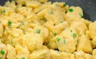 炒鸡蛋怎么做才蓬松_炒鸡蛋需要加水吗