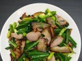 腊肉炒蒜苗怎么做_腊肉炒蒜苗需要焯水吗