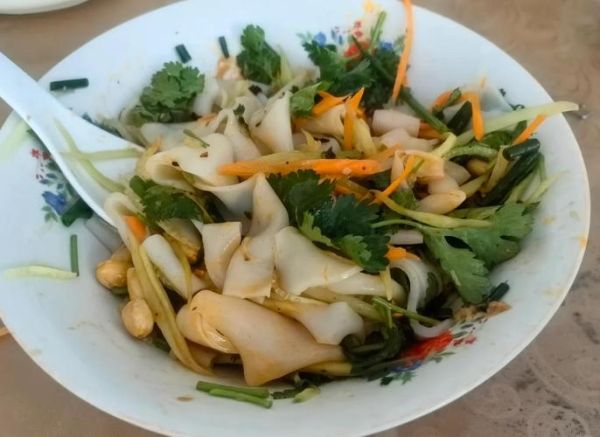 澄面凉皮怎么做_澄粉凉皮不裂的秘诀-第1张图片-山城妙识