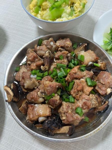 香菇炖排骨怎么做_香菇炖排骨需要焯水吗-第1张图片-山城妙识