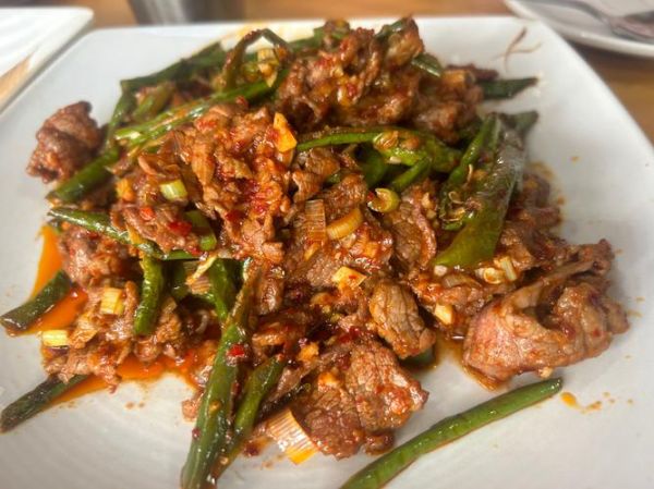 干辣椒炒牛肉怎么做_干辣椒炒牛肉用哪个部位-第1张图片-山城妙识