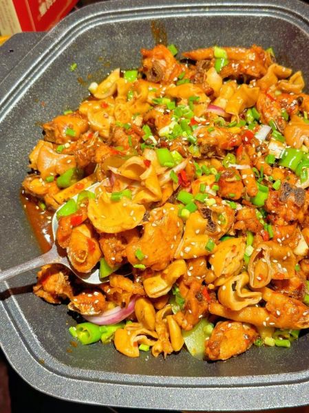 肥肠烧鸡怎么做_肥肠烧鸡最正宗的做法-第1张图片-山城妙识