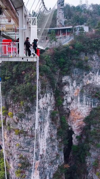 国内最刺激的玻璃桥在哪里_蹦极和玻璃桥哪个更吓人-第3张图片-山城妙识