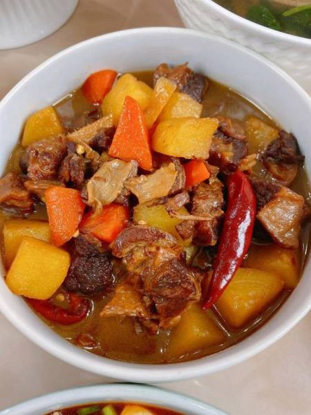 土豆焖牛腩怎么做_牛腩炖多久才软烂-第1张图片-山城妙识